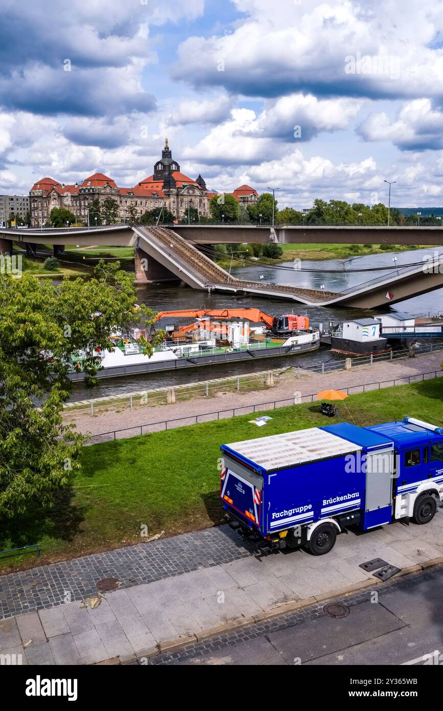 Cars of the Federal Agency for Technical Relief, THW, in front of the ...