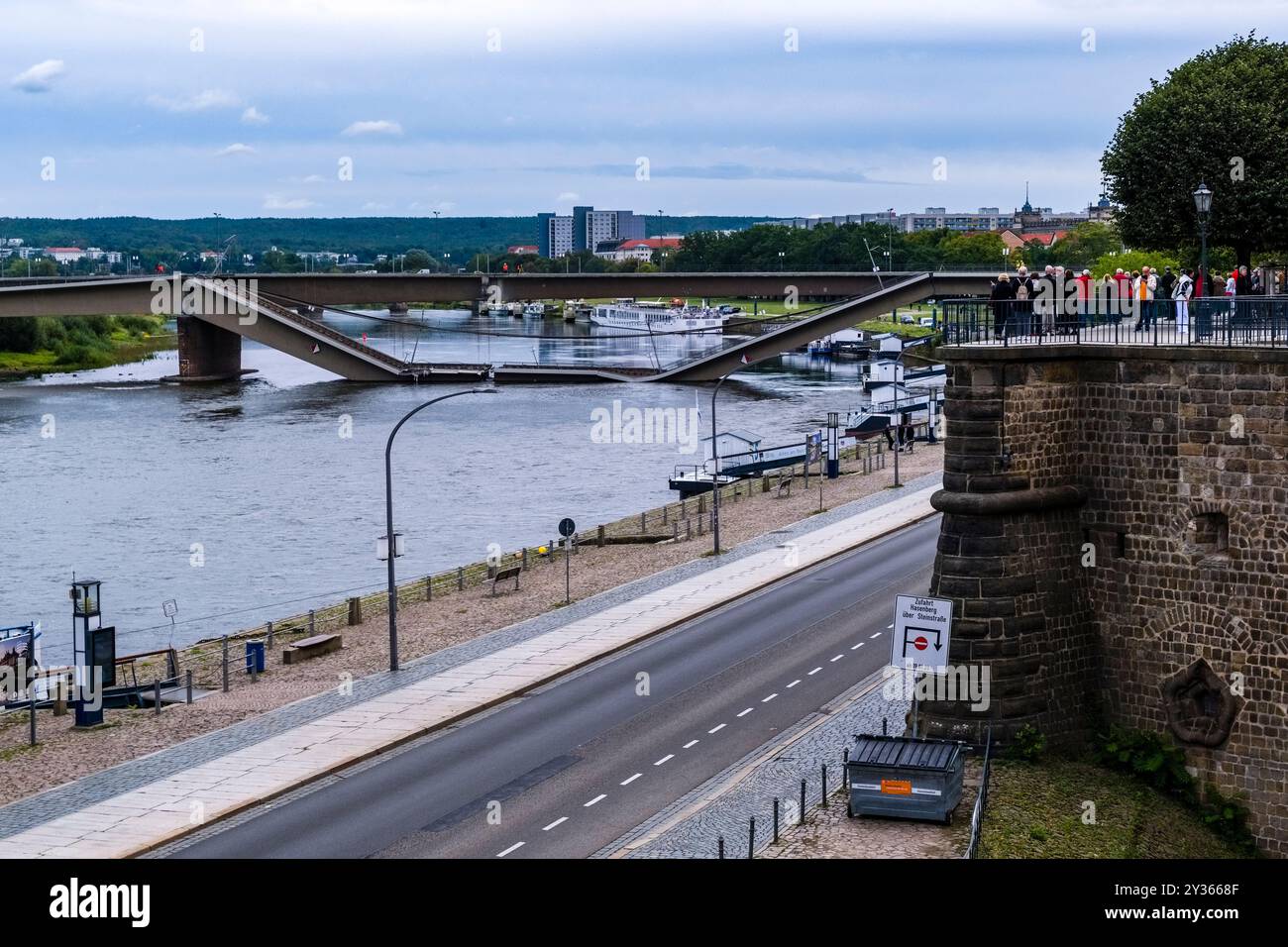 The partly collapsed Carola Bridge, broken down into the river Elbe ...