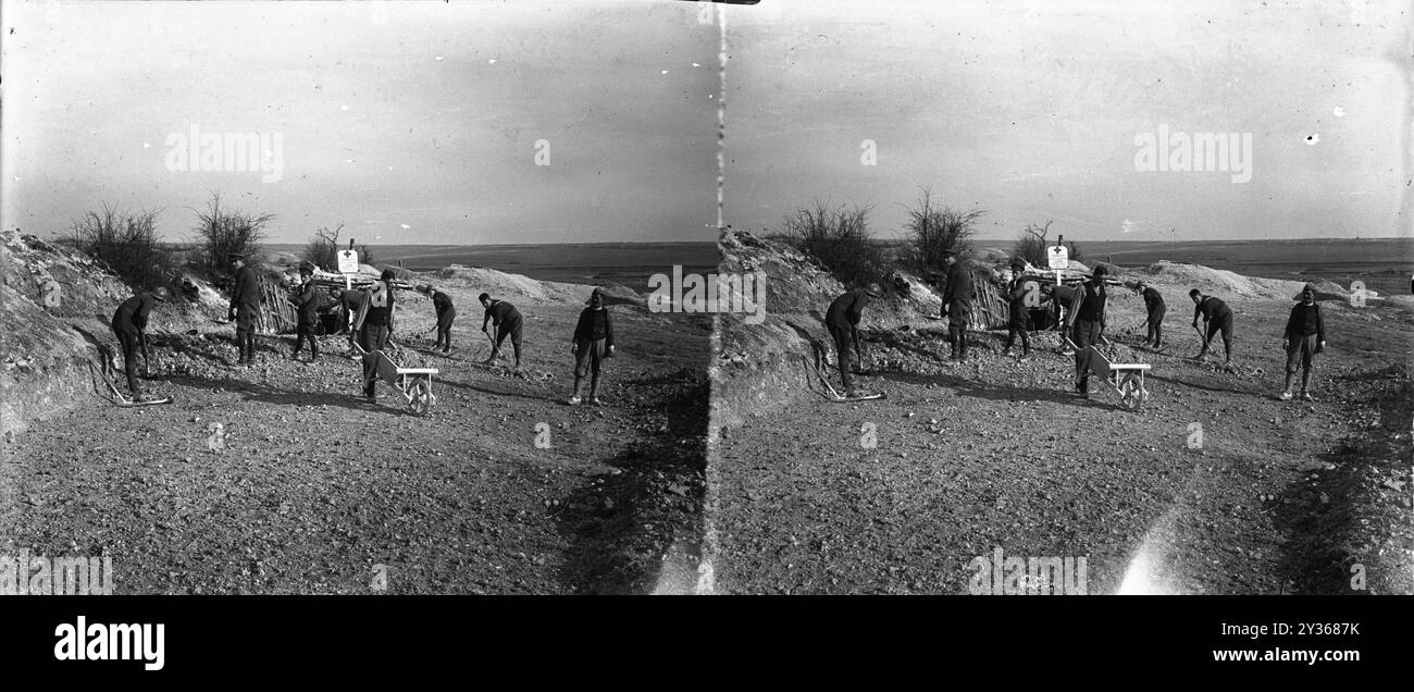 World war 1 british soldiers trench hi-res stock photography and images ...