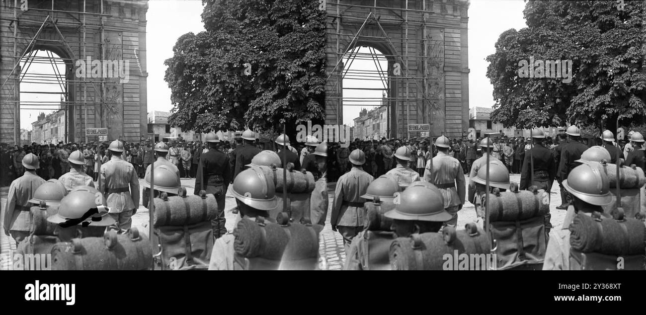 World War 1 French troops gathering near an Arc in a French town Stock ...