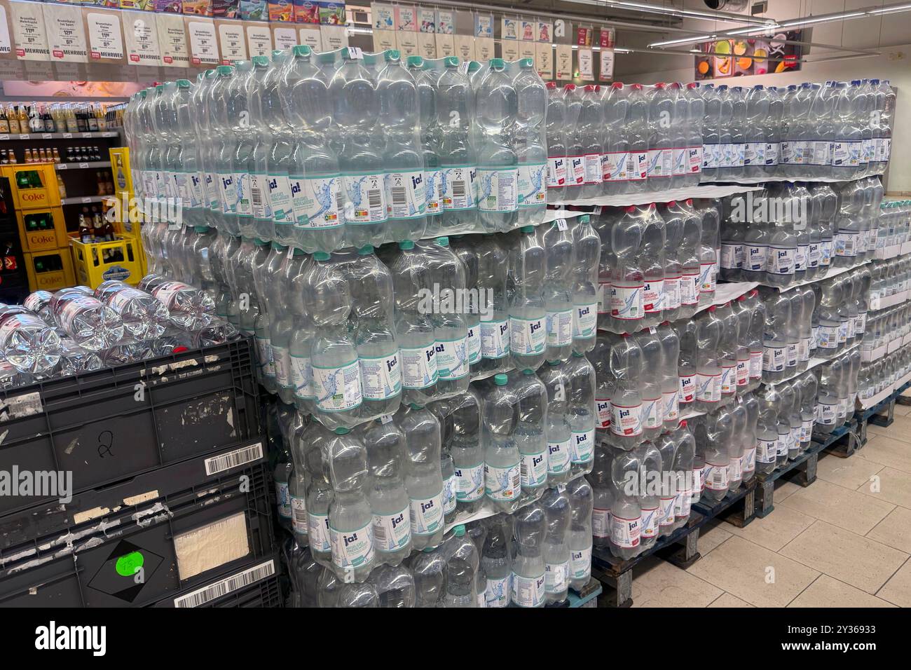 Munich, Deutschland. 12th Sep, 2024. Mineral water in plastic bottles ...