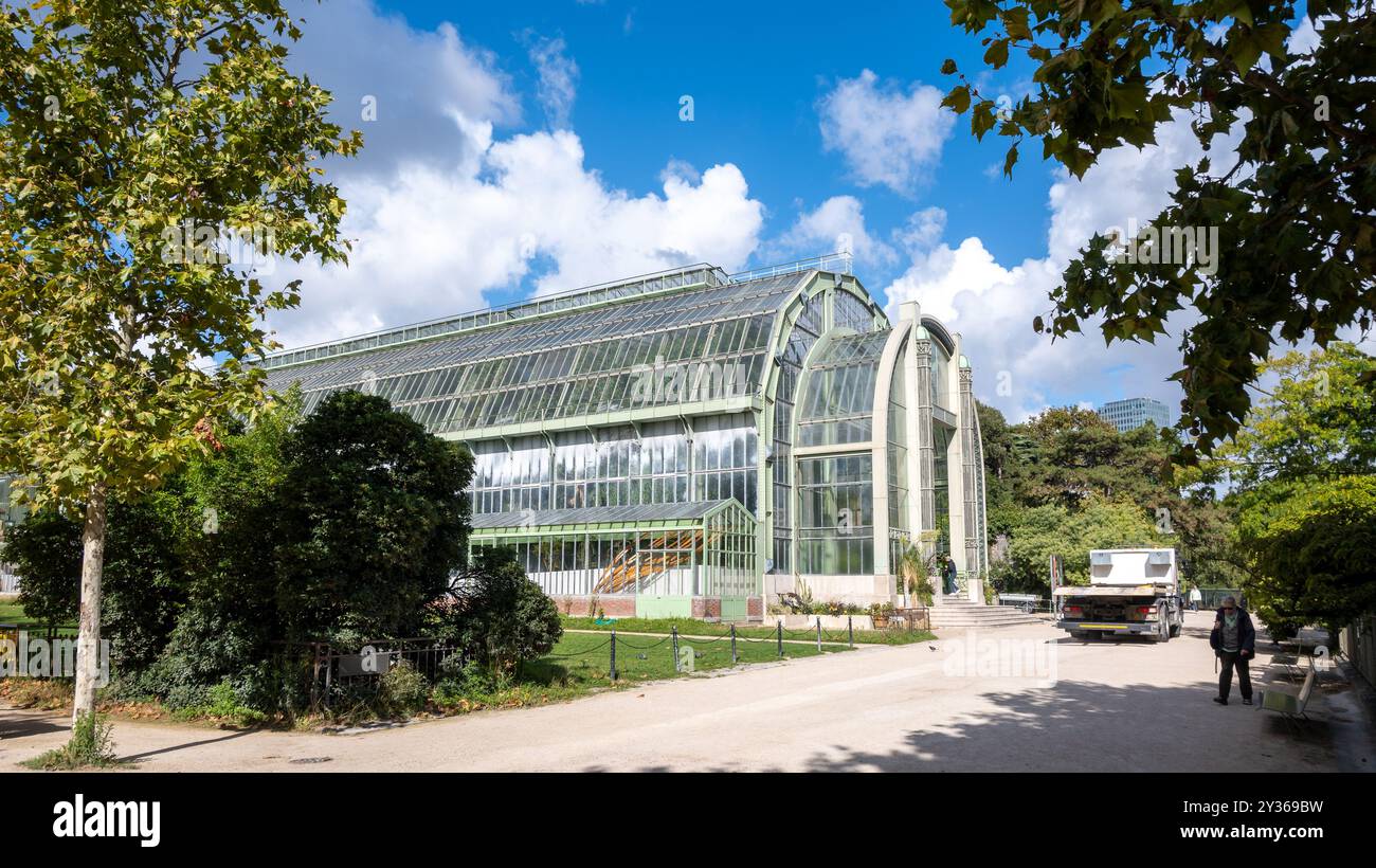 Tropical greenhouse garden paris hi-res stock photography and images ...