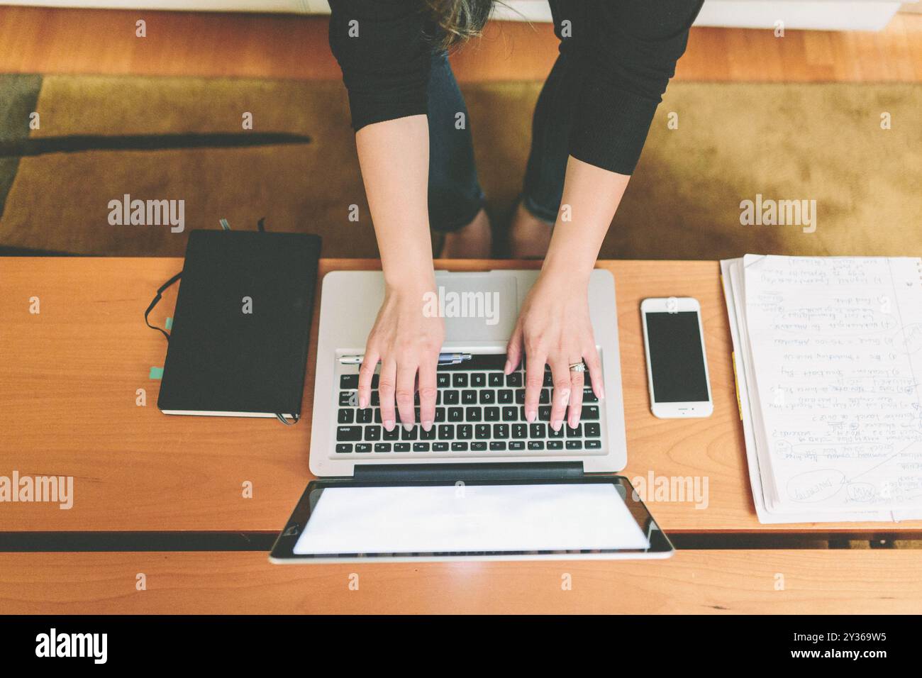Woman on lap top hi-res stock photography and images - Alamy