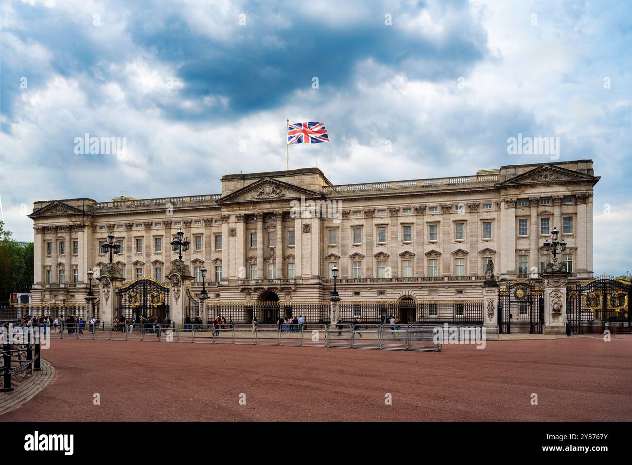 Buckingham Palace, London, Englland - 05-17-2024: Famous Buckingham ...