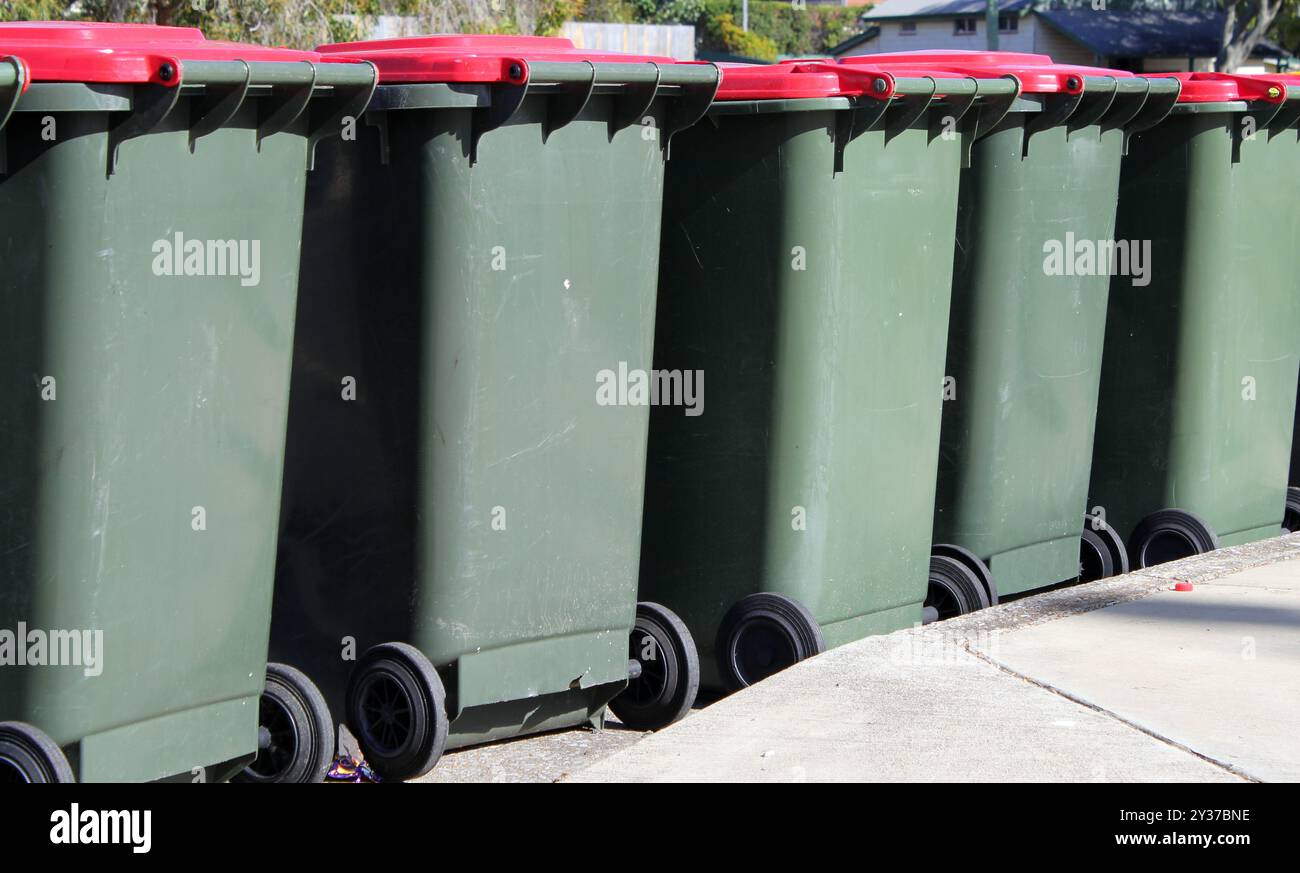 Rubbish trash garbage wheelie bin bins hi-res stock photography and ...