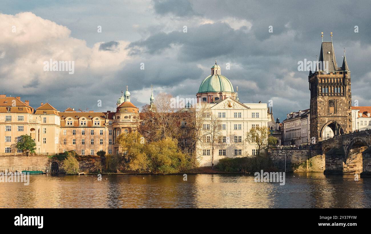 Paseo por el rio moldava hi-res stock photography and images - Alamy