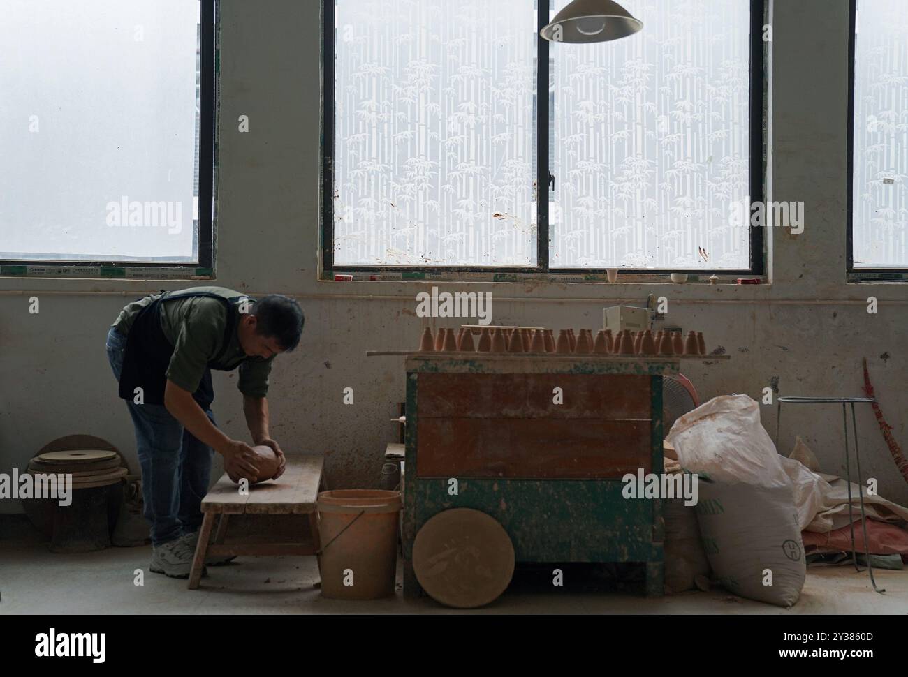 (240913) -- NANCHANG, Sept. 13, 2024 (Xinhua) -- Li Shanming prepares ...