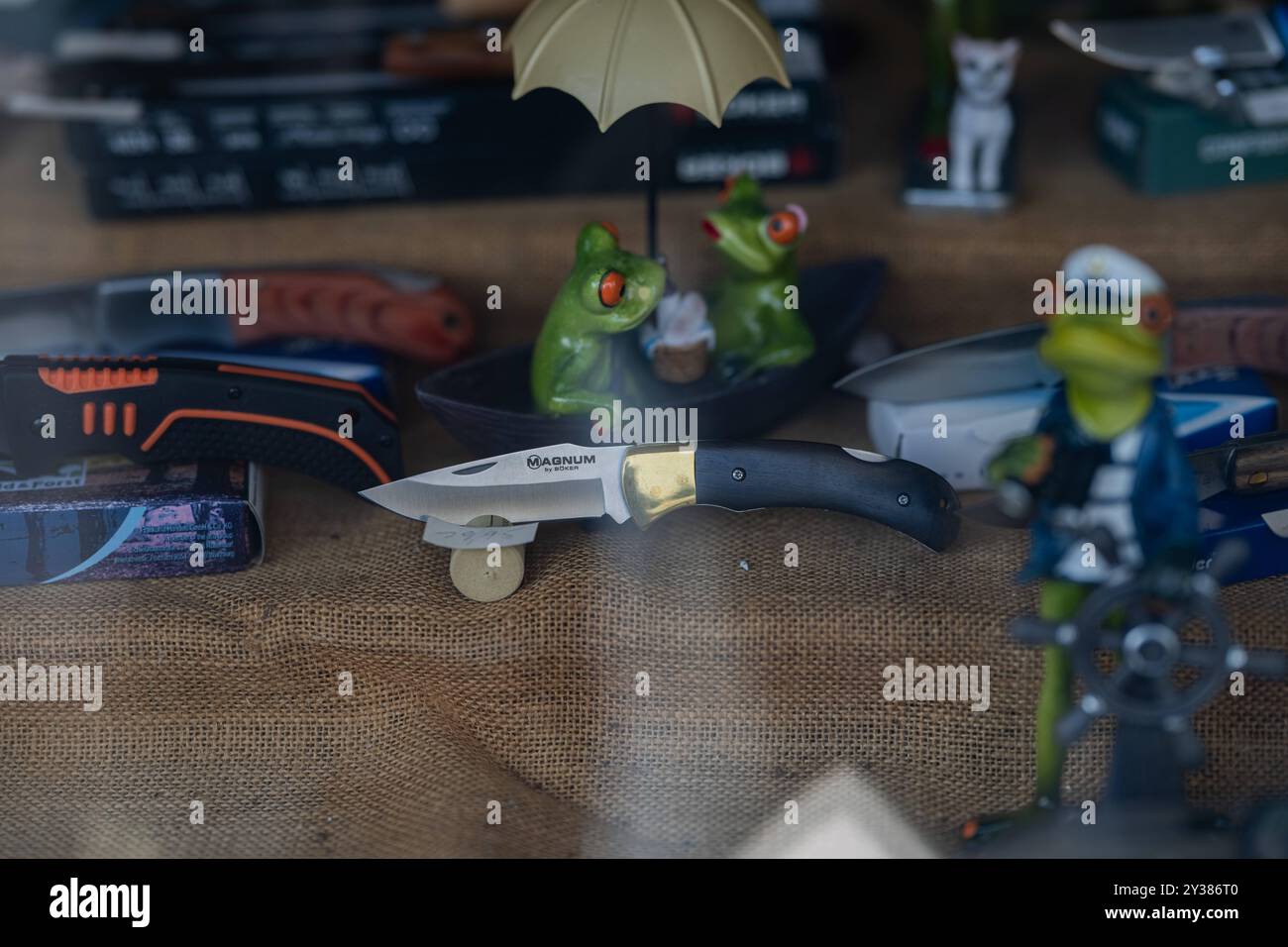 Messer im Schaufenster vielfältige Auswahl , Deutschland, 12.09.2024 ...