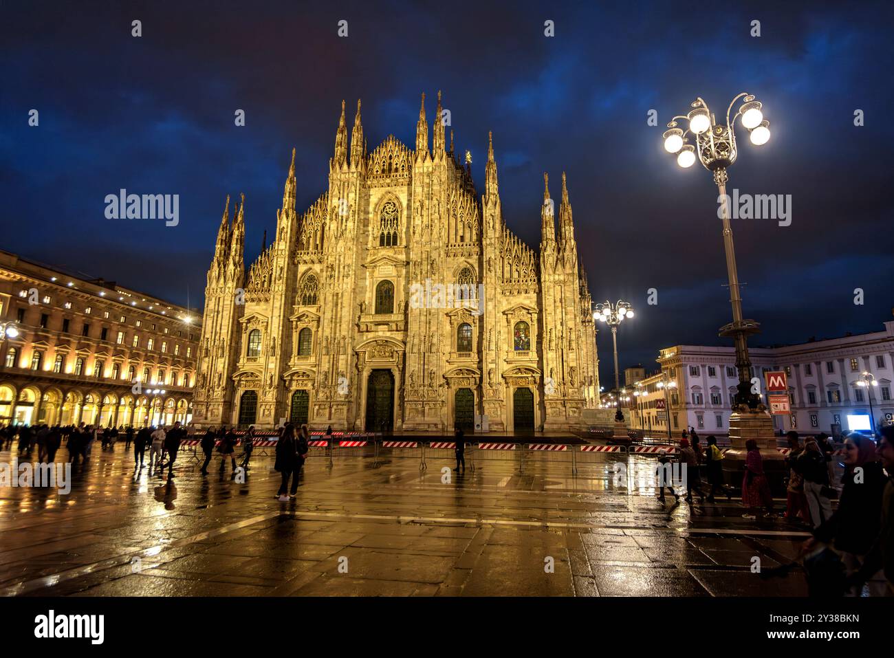 Farola e iglesia hi-res stock photography and images - Alamy