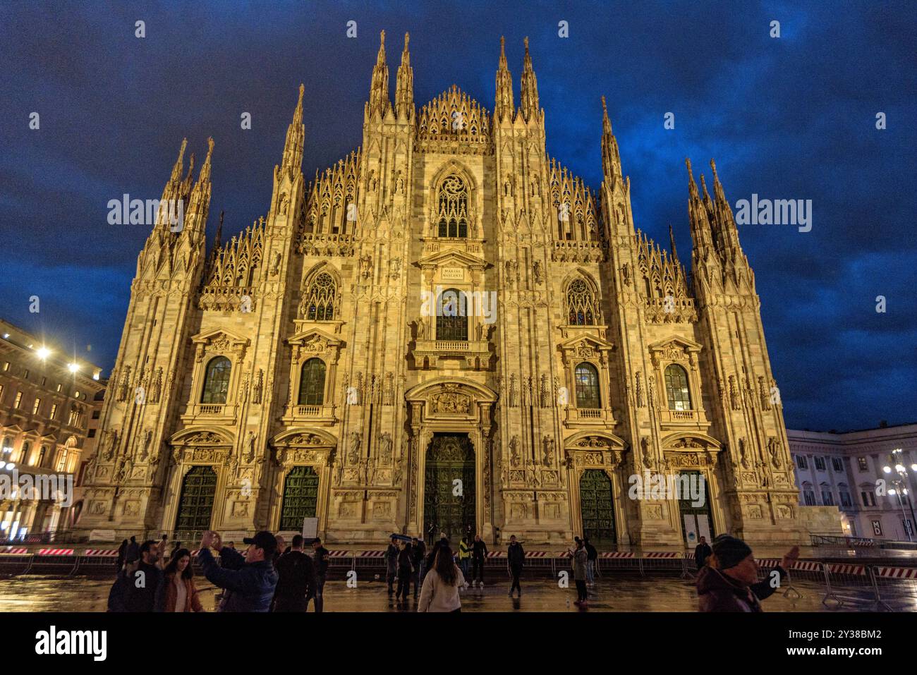 Duomo di milano di notte hi-res stock photography and images - Alamy