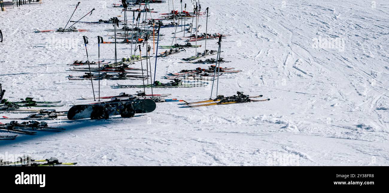 Empty ski slope sun hi-res stock photography and images - Alamy
