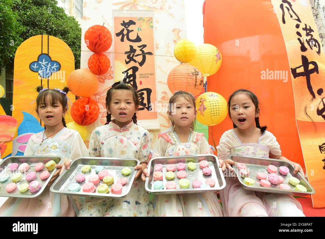 Children learn making mooncakes at a kindergarten in Lianyungang City ...