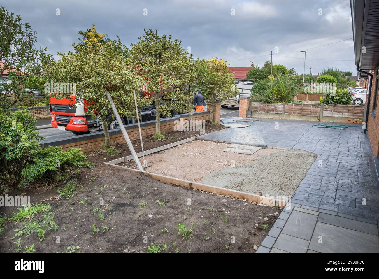 work men pouring concrete creating a new concrete driveway Stock Photo ...