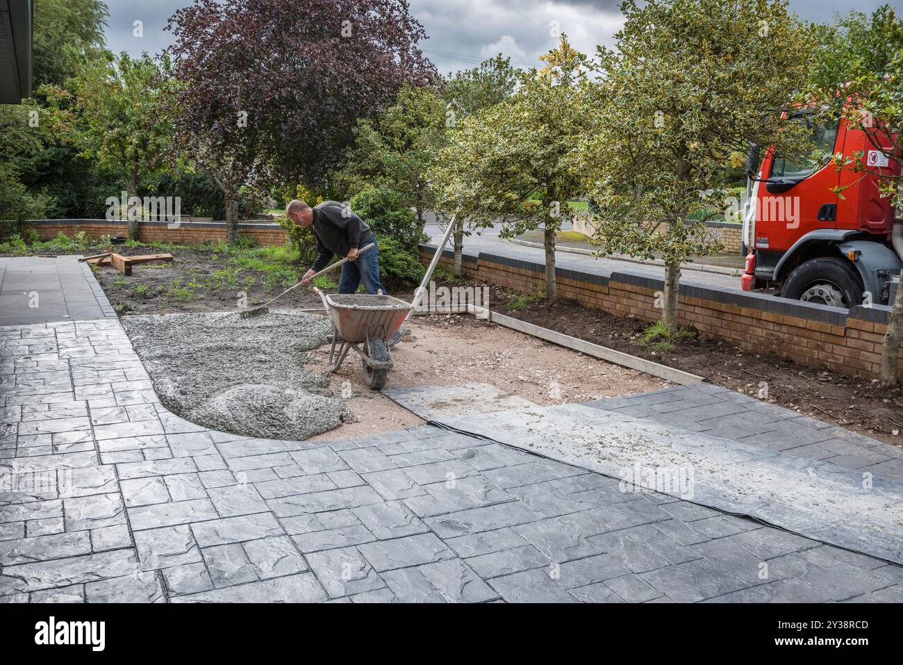 work men pouring concrete creating a new concrete driveway Stock Photo ...
