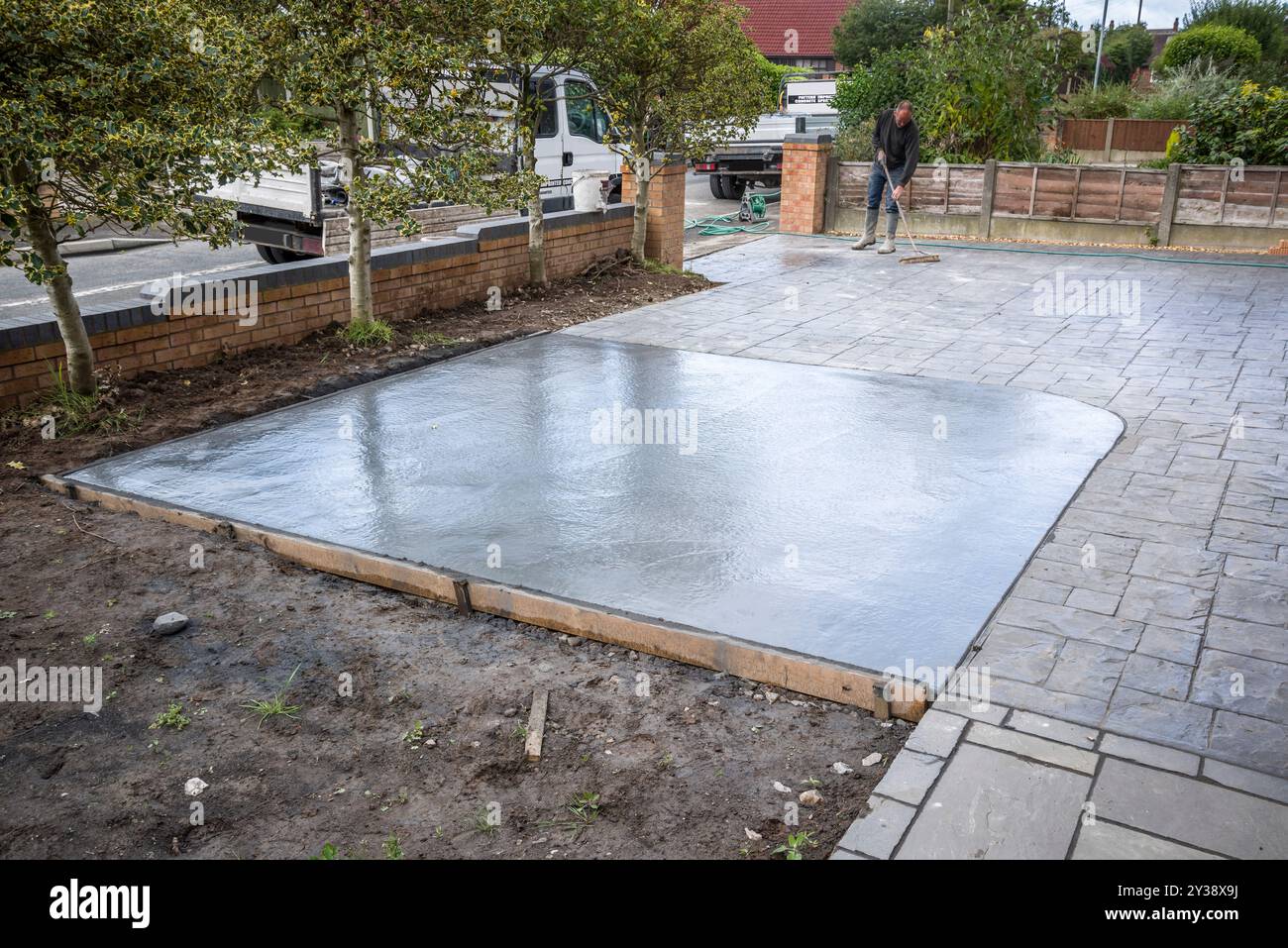 work men pouring concrete creating a new concrete driveway Stock Photo ...