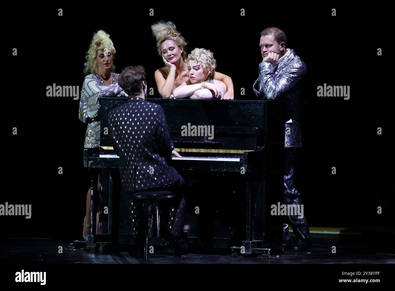 Artemis Chalkidou, Gabriel Schneider, Pauline Knof, Maeve Metelka und ...