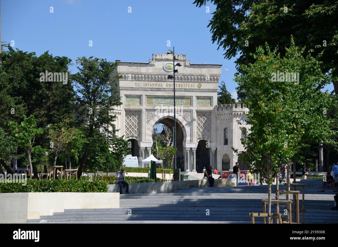 Istanbul universitesi tarihi beyazit kapisi hi-res stock photography ...