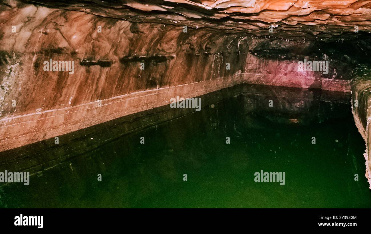 Ancient therapeutic pool dug inside a salt mine in Khewra, Pakistán ...
