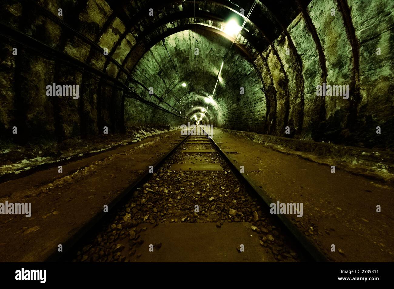 Mining train rails inside a salt mine in Khewra, Punjab, Pakistán Stock ...