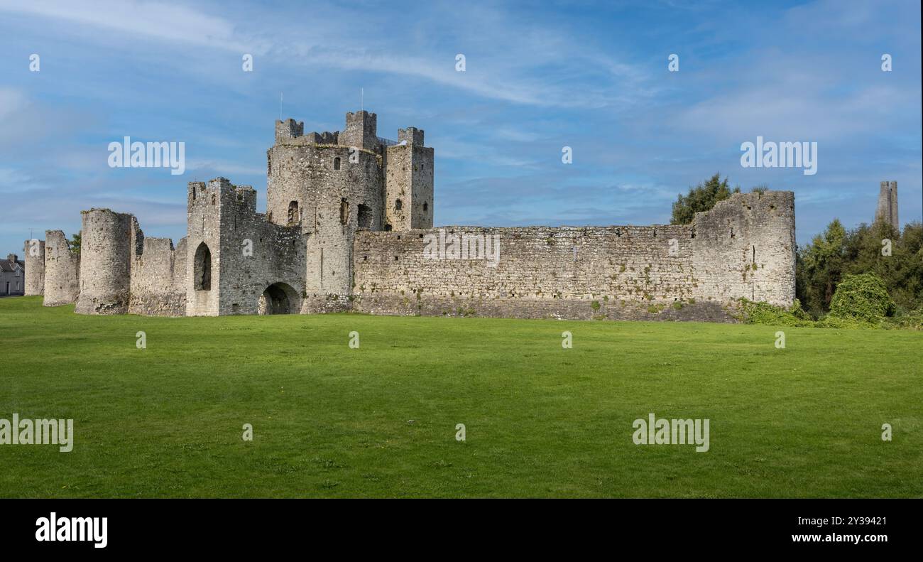 Ireland most famous castle "Trim Castle" on a summer day Stock Photo ...