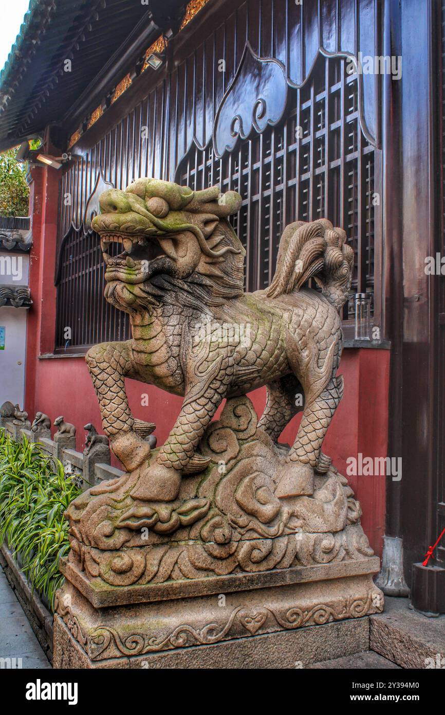 Dragon statue in Chinese temple Stock Photo - Alamy