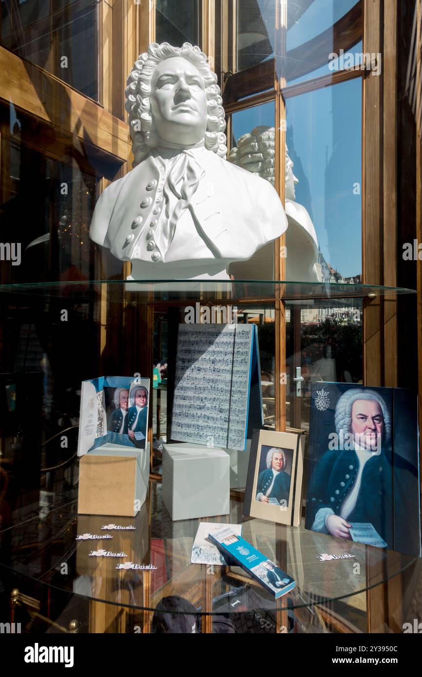 Window display cafe hi-res stock photography and images - Alamy