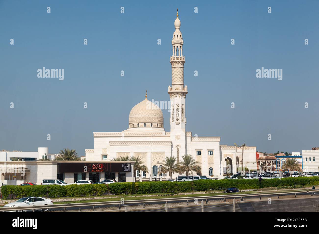 The single minaret Bin Rashid Al Fattan Mosque de Masjid Musabah em ...