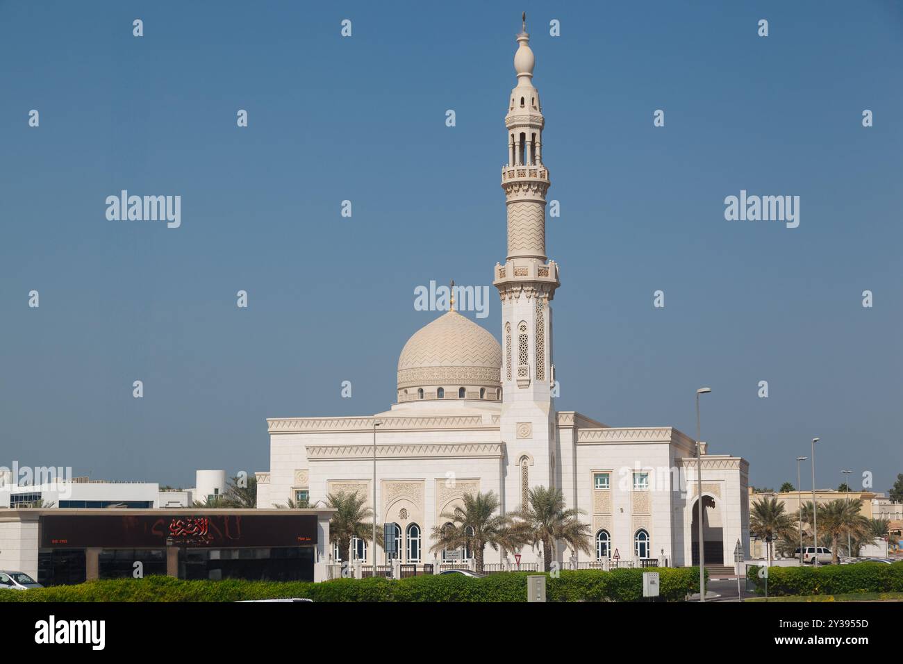 The single minaret Bin Rashid Al Fattan Mosque de Masjid Musabah em ...