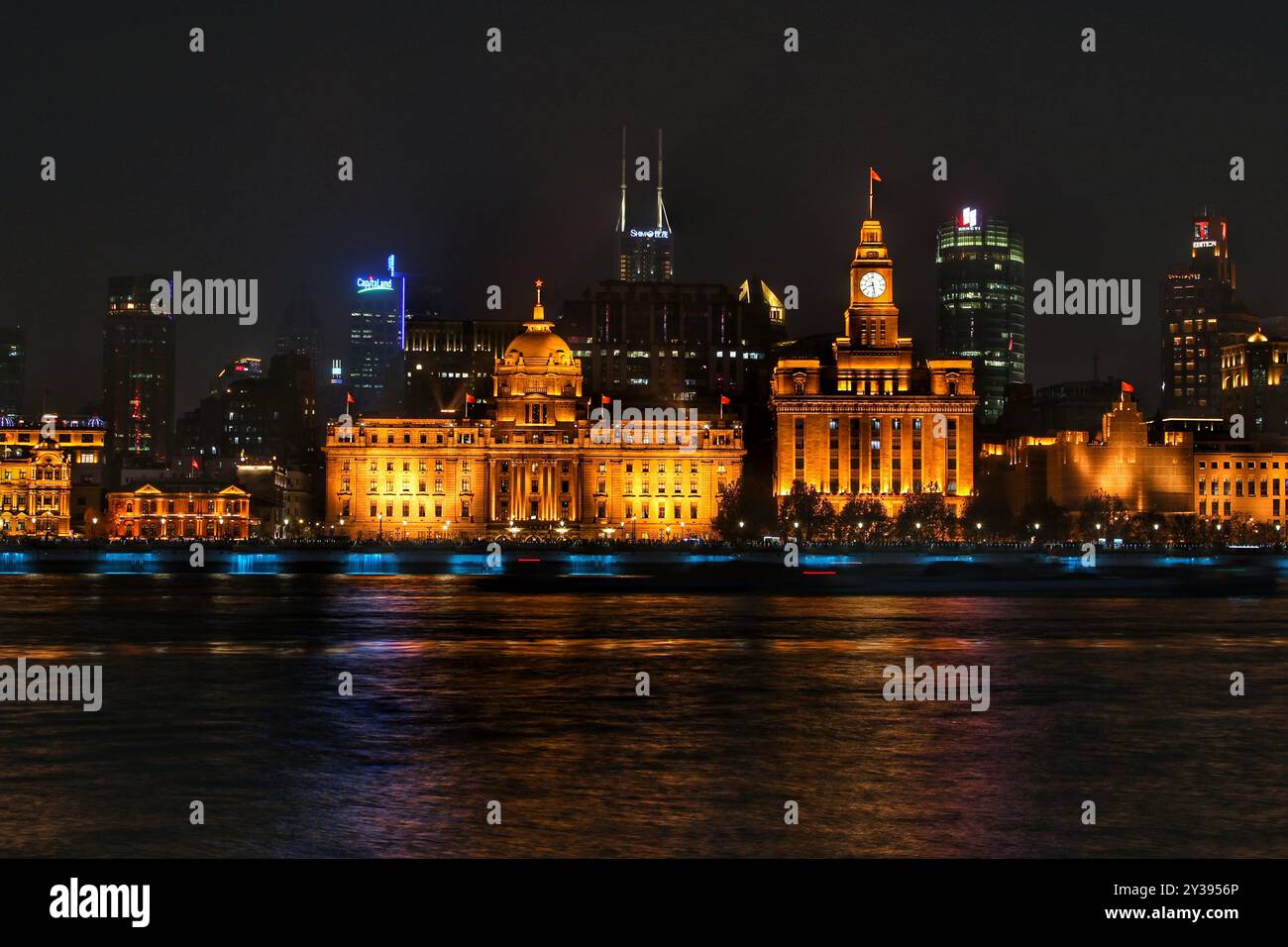 Old buildings in Shanghai river bank Stock Photo - Alamy