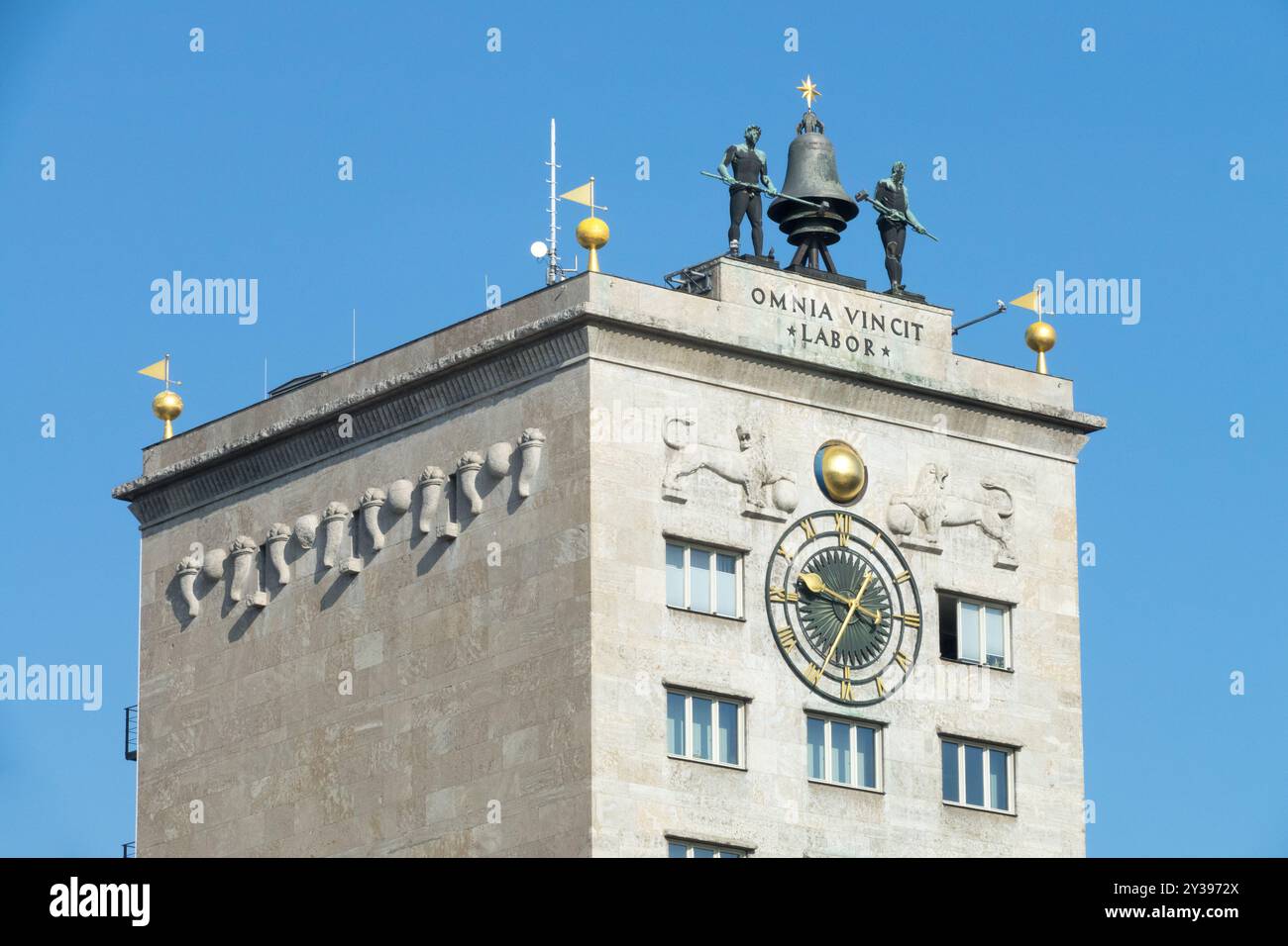 Top of skyscraper building hi-res stock photography and images - Alamy