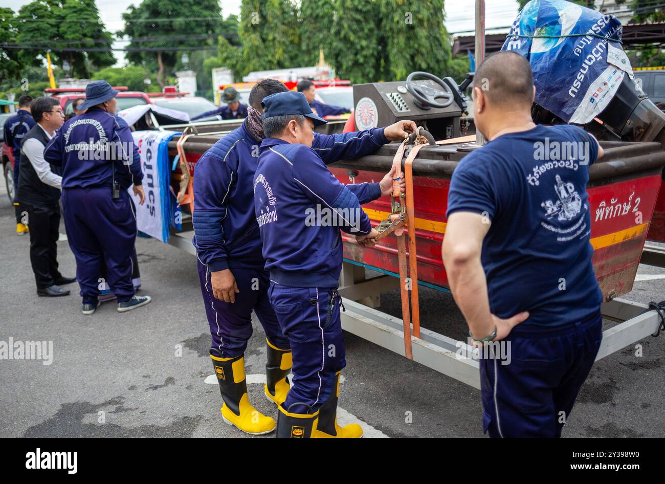 Rescue officials from Chiang Mai Municipality are securing a flat ...