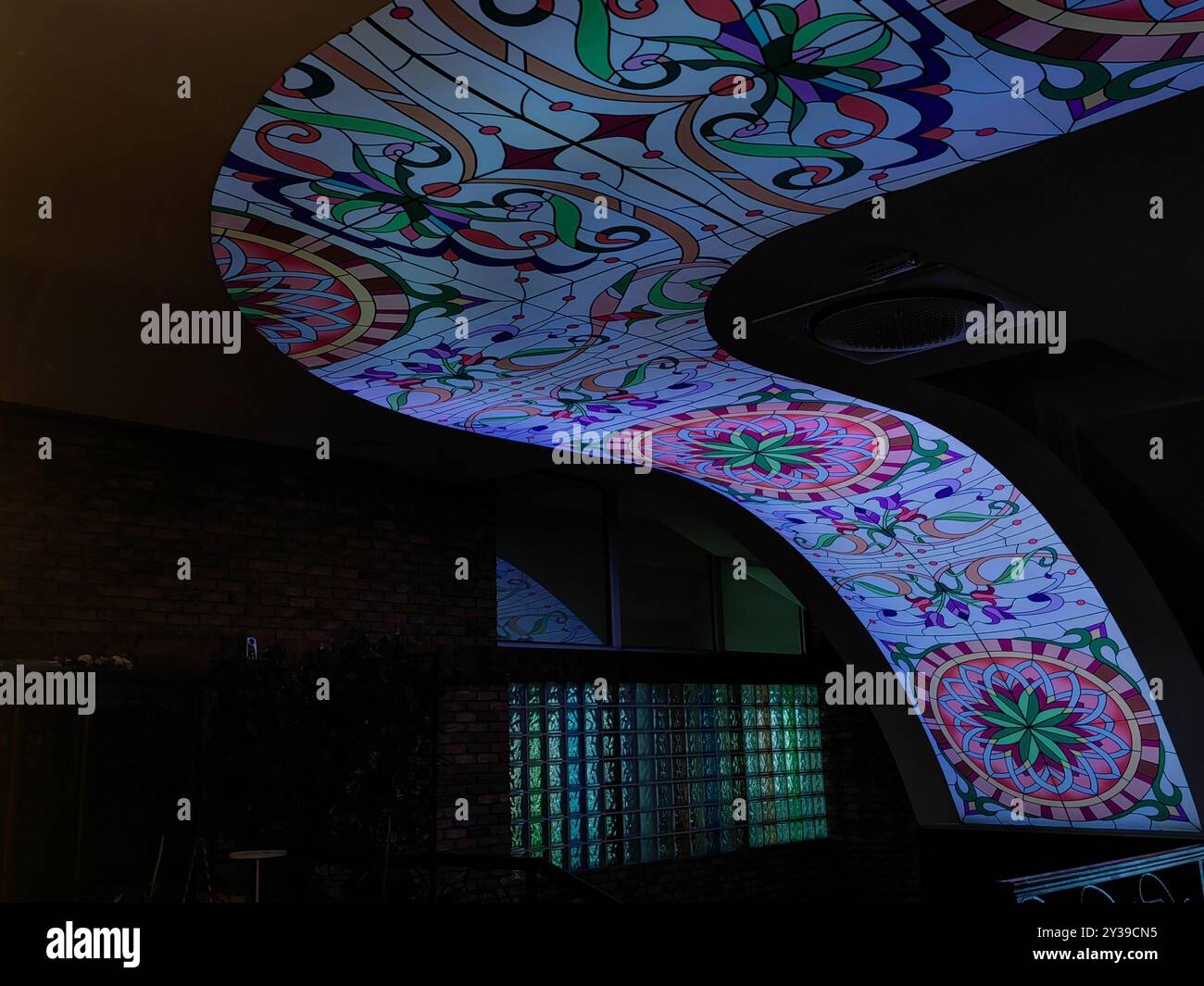 Curved glass ceiling hi-res stock photography and images - Alamy