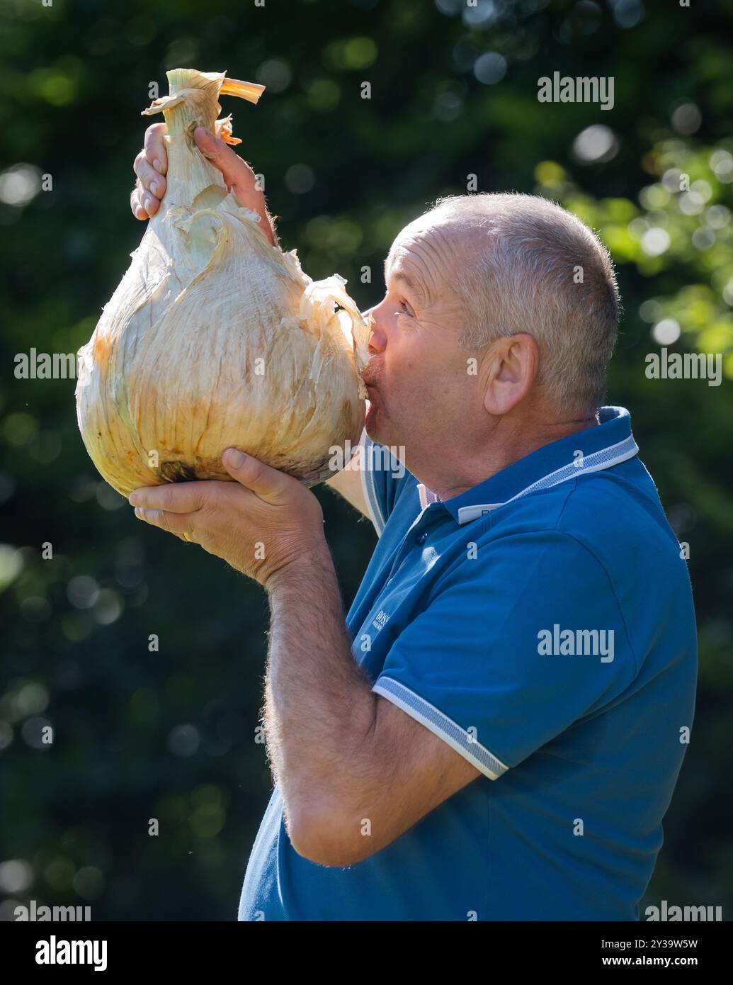 Stephen Purvis with his 7.6kg giant onion that won 1st place in the ...