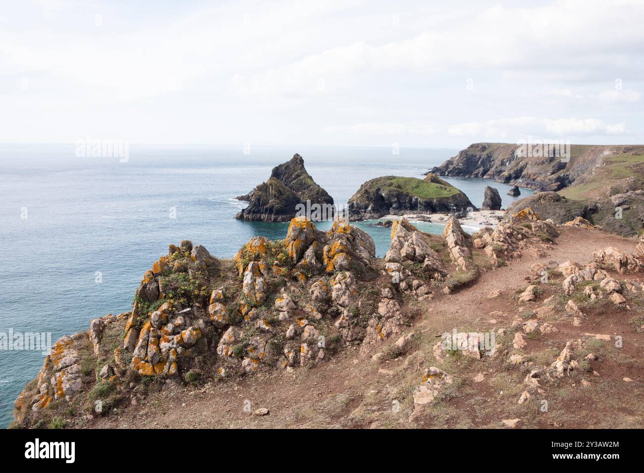 A jagged cliff edge overlooking Kynance Cove, Cornwall Stock Photo - Alamy