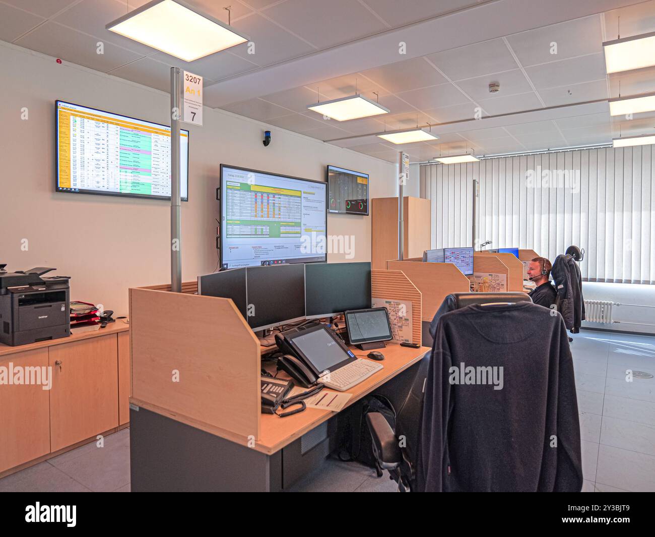 Regionsleitstelle zieht in Redundanzräume Die Abfrageplätze sind in ...