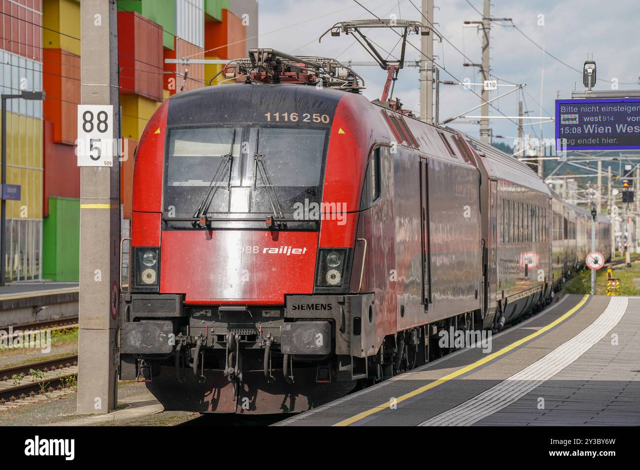 ÖBB Railjet, Hochgeschwindigkeitszug, Bahnhof, Zugverkehr, Siemens-Lok ...