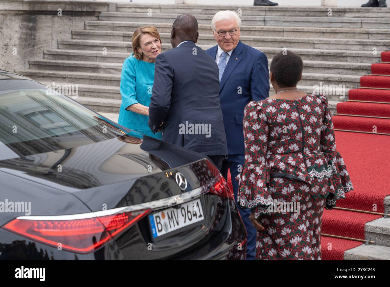 Bundespräsident Frank-Walter Steinmeier und seine Ehefrau Elke ...