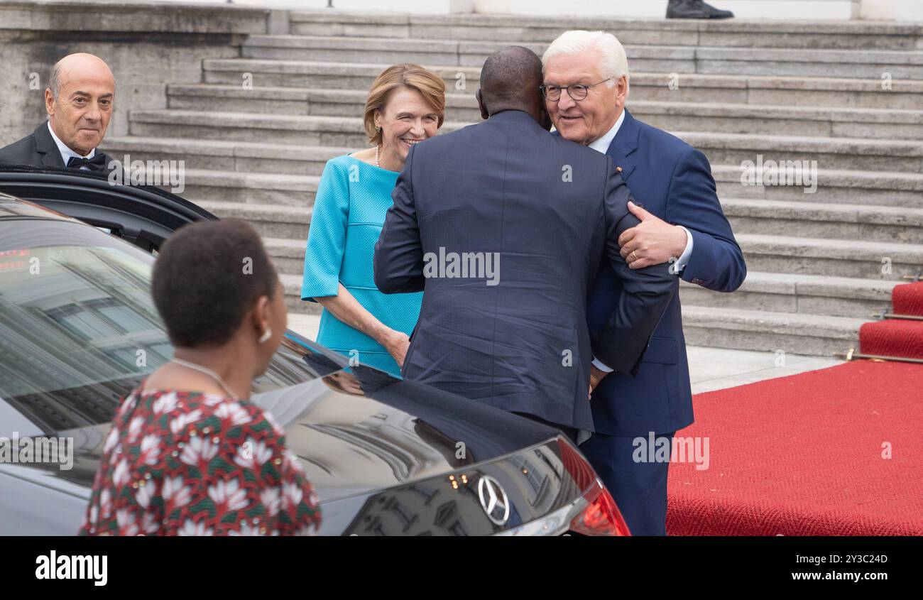 Bundespräsident Frank-Walter Steinmeier und seine Ehefrau Elke ...