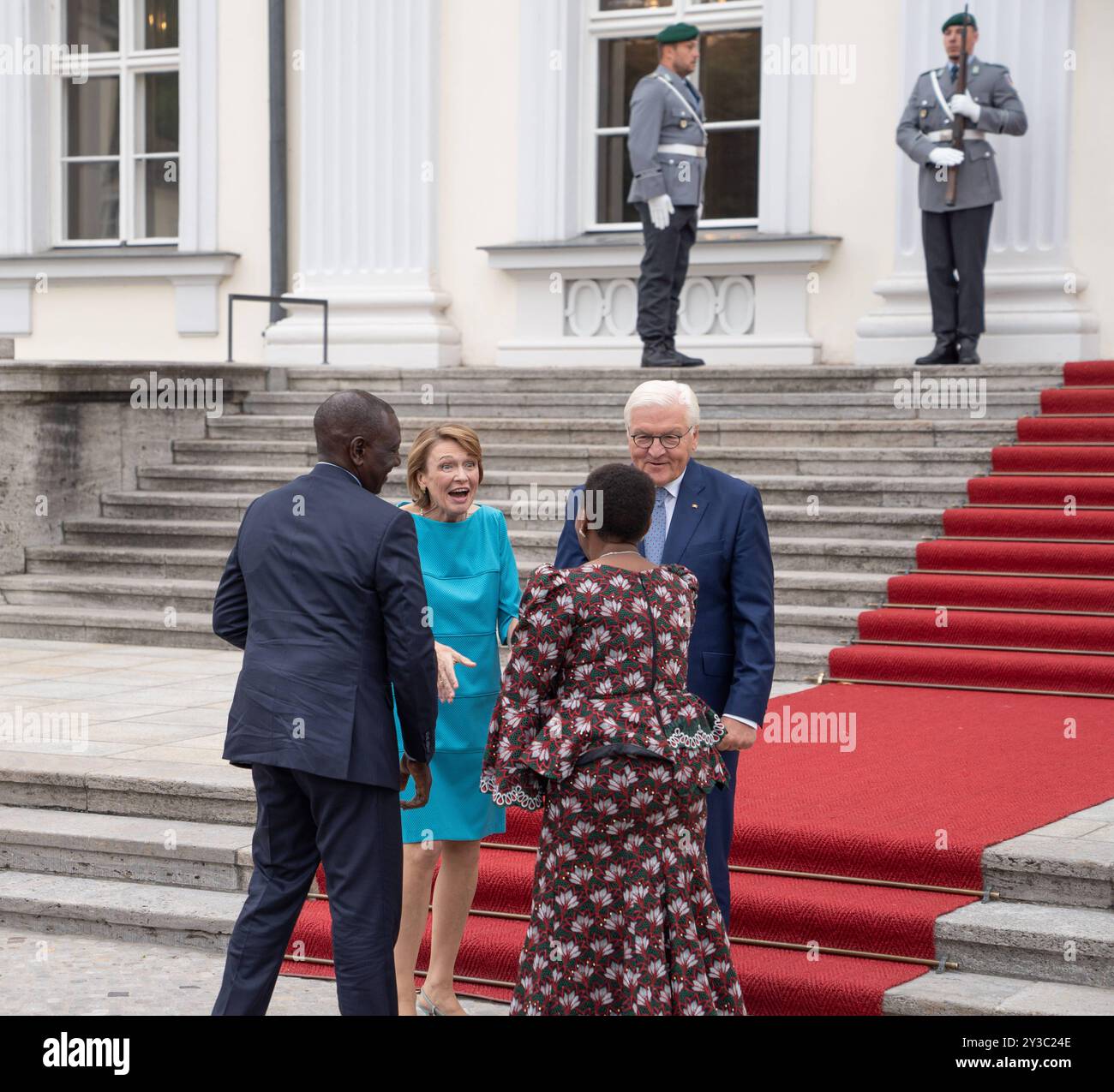 Bundespräsident Frank-Walter Steinmeier und seine Ehefrau Elke ...