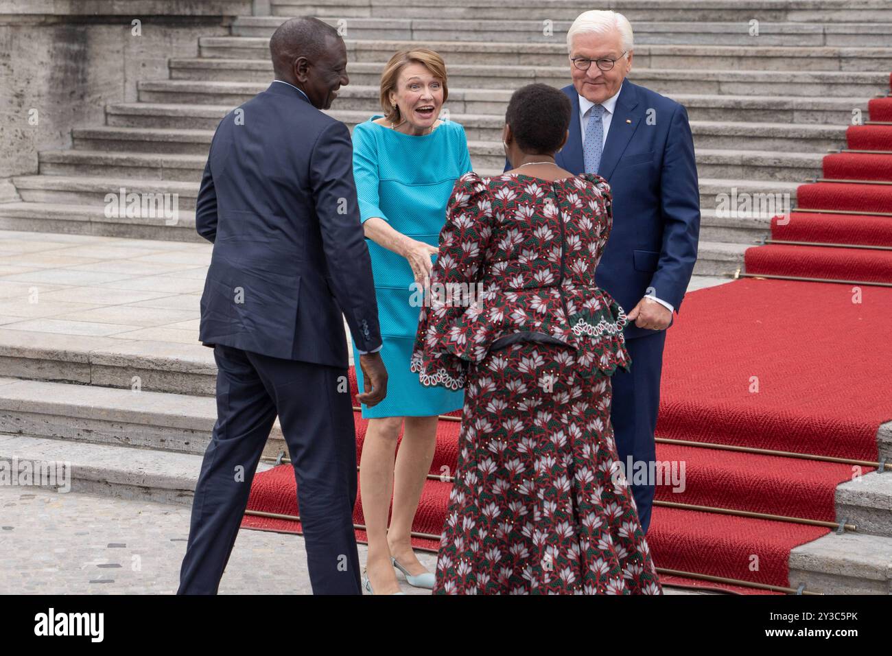 Bundespräsident Frank-Walter Steinmeier und seine Ehefrau Elke ...