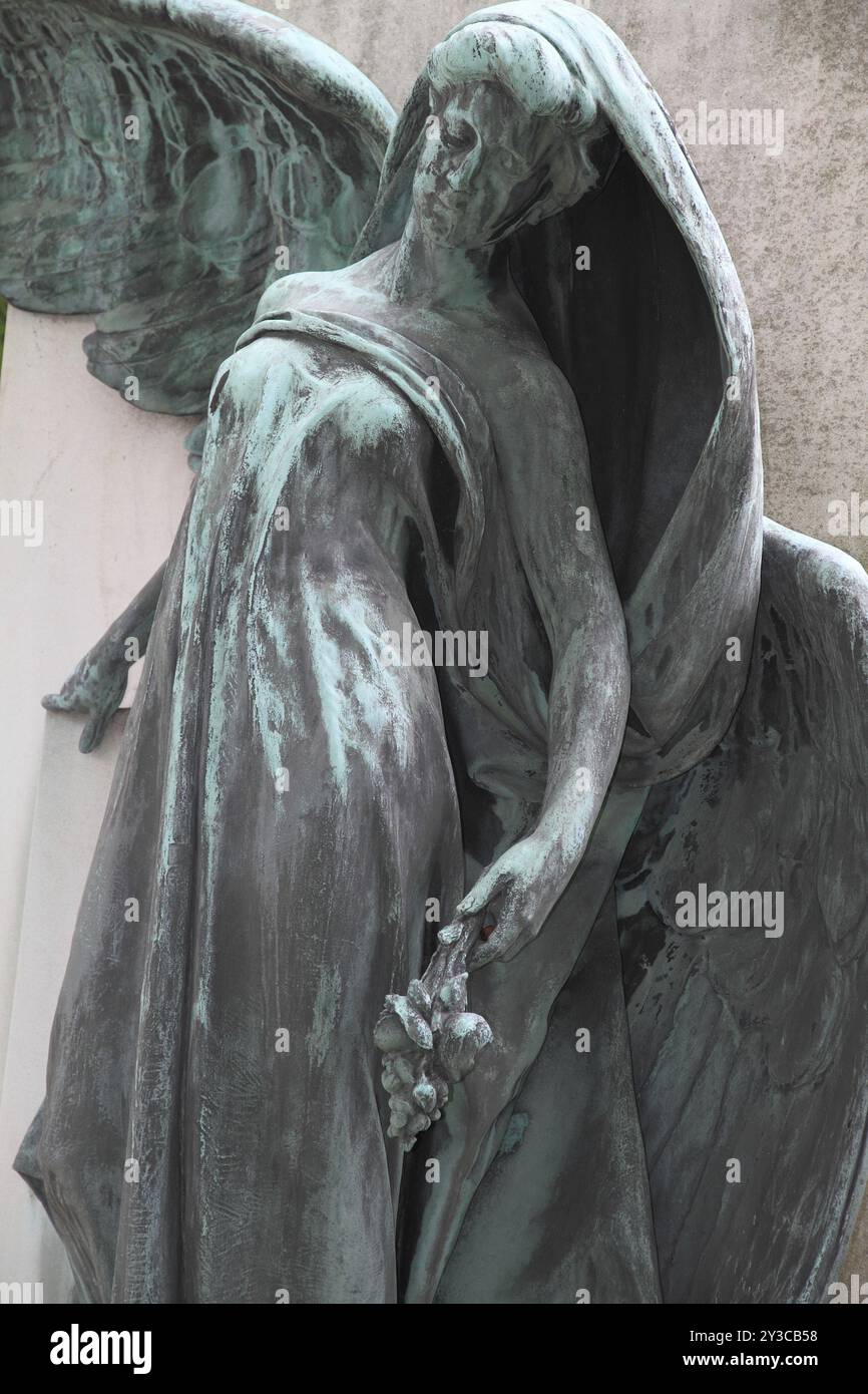 Cemetery mourning statue of a woman Stock Photo - Alamy