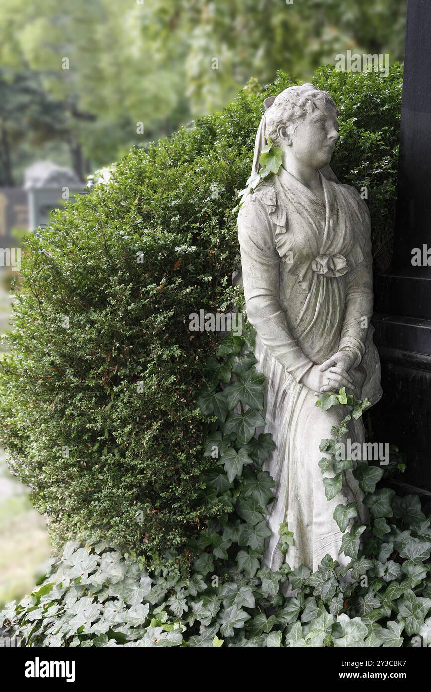 Cemetery mourning statue of a woman Stock Photo - Alamy