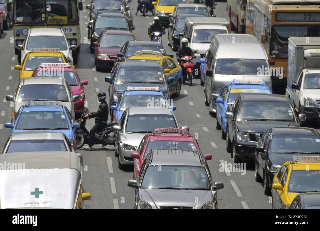Motorbikes, mopeds and cars in traffic chaos, Ratchadamri Road, road ...
