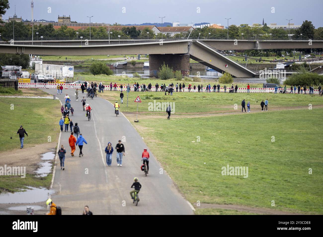Partial collapse of the Carola Bridge in Dresden, seen from the ...