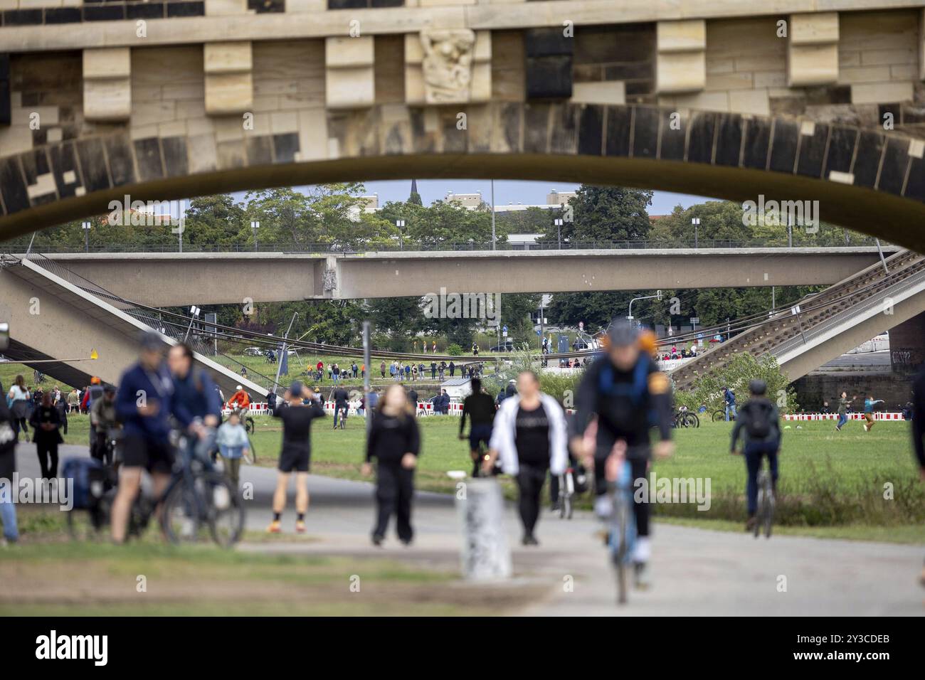 Partially collapsed Carola Bridge, seen through the Augustus Bridge in ...