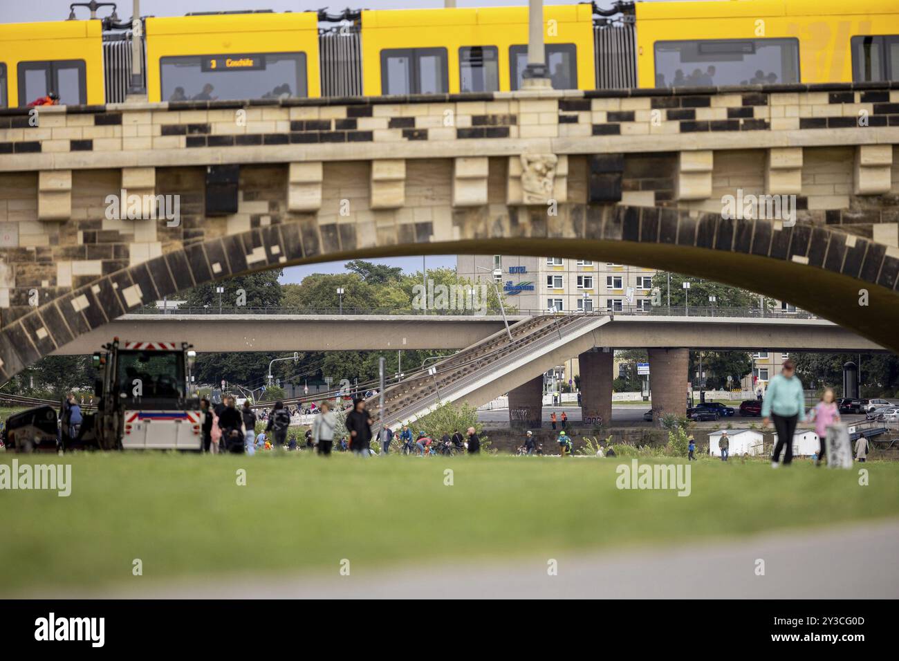 Partially collapsed Carola Bridge, seen through the Augustus Bridge in ...