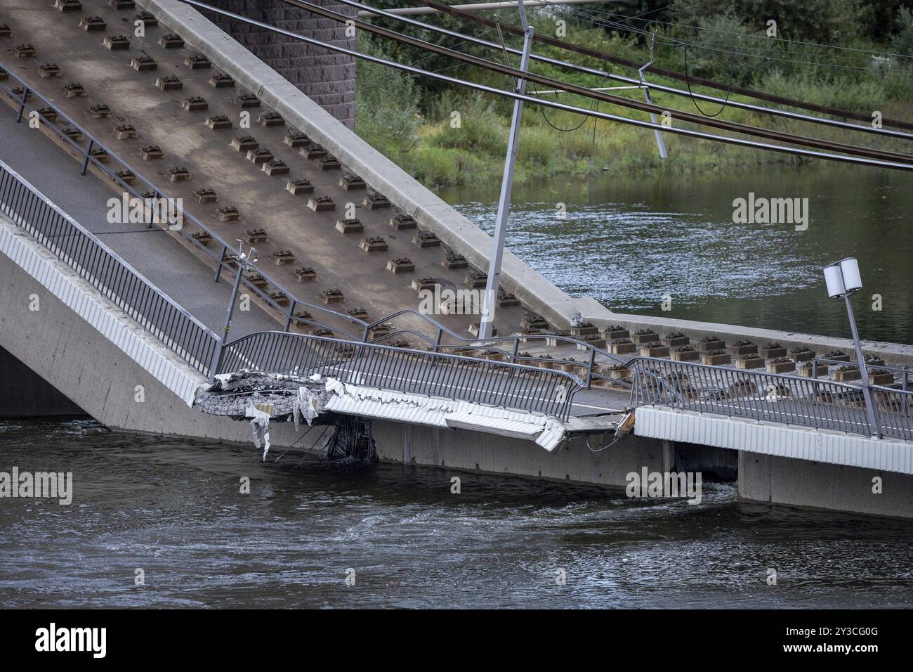 Partial collapse of the Carola Bridge in Dresden, 11/09/2024 Stock ...