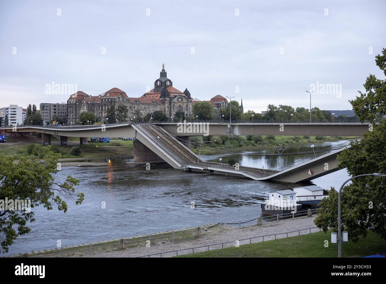 Partial collapse of the Carola Bridge in Dresden, 11/09/2024 Stock ...