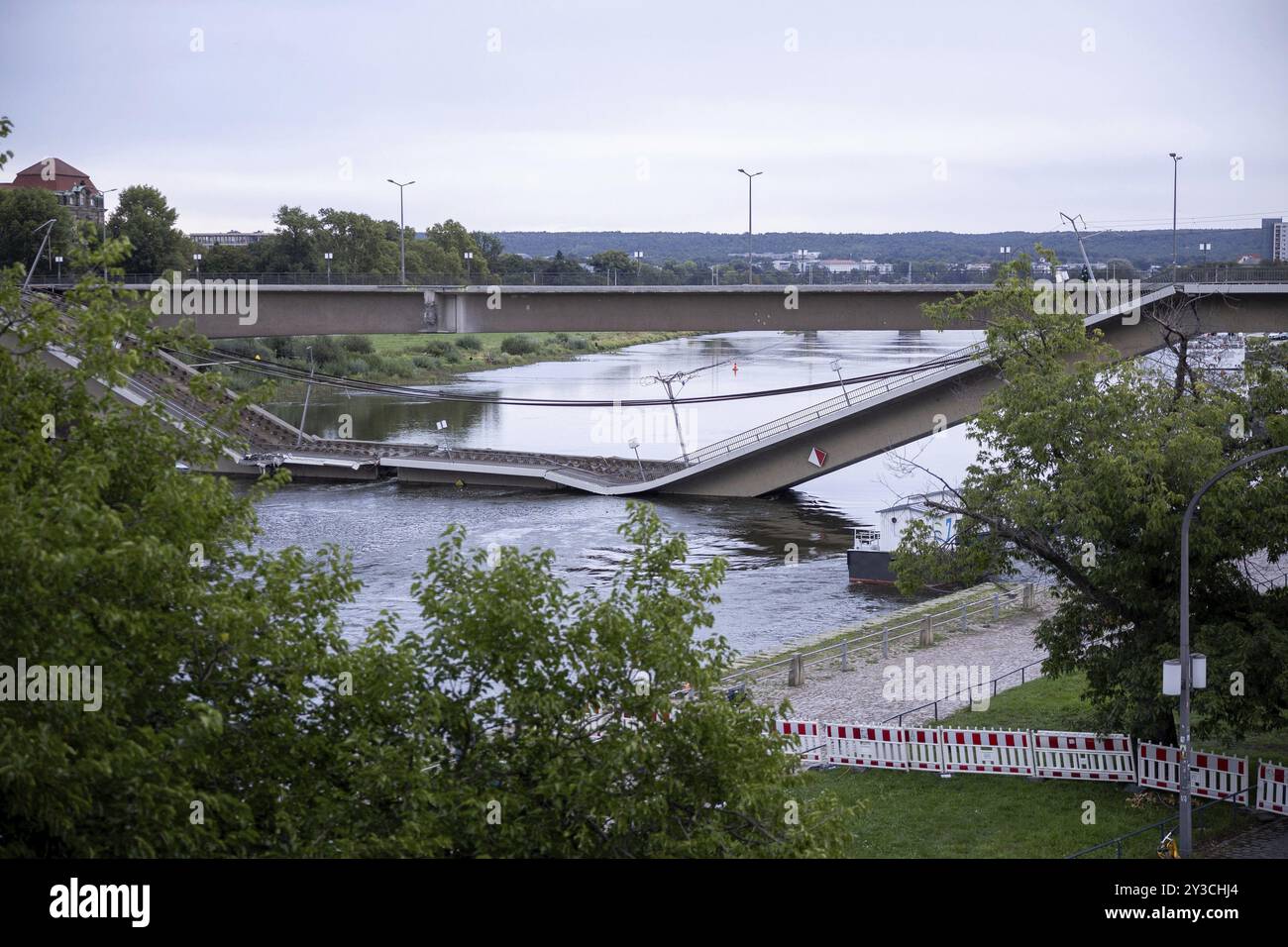 Partial collapse of the Carola Bridge in Dresden, 11/09/2024 Stock ...