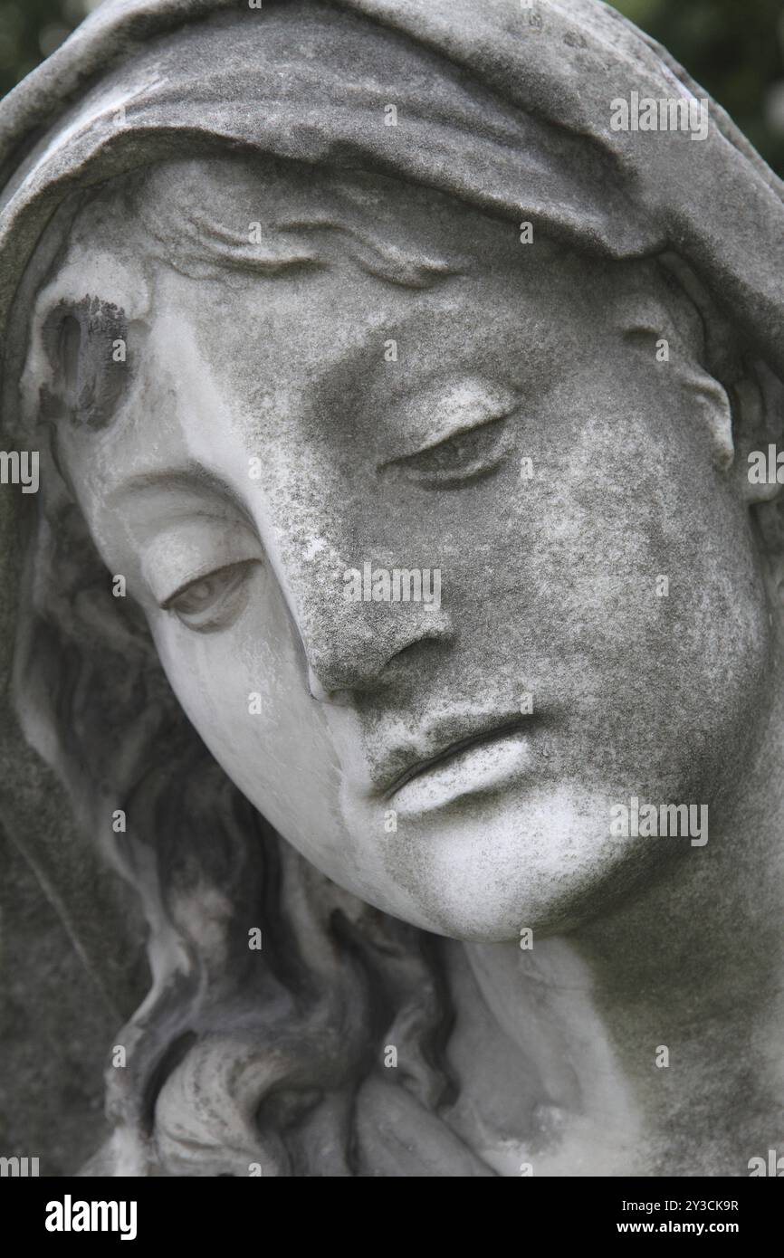 Cemetery Mourning Statue of a woman Portrait Stock Photo - Alamy